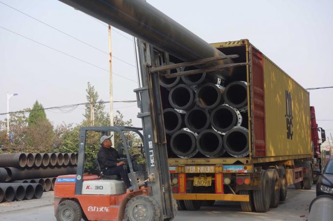 Container Loading of DN560 HDPE pipelines